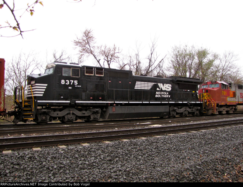 NS 8375 and BNSF 781
